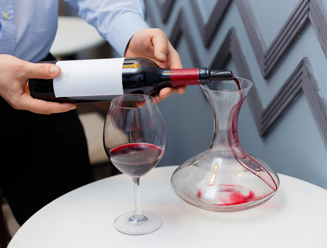 Carafer ou décanter un vin, pourquoi faire ? Quels sont les risques